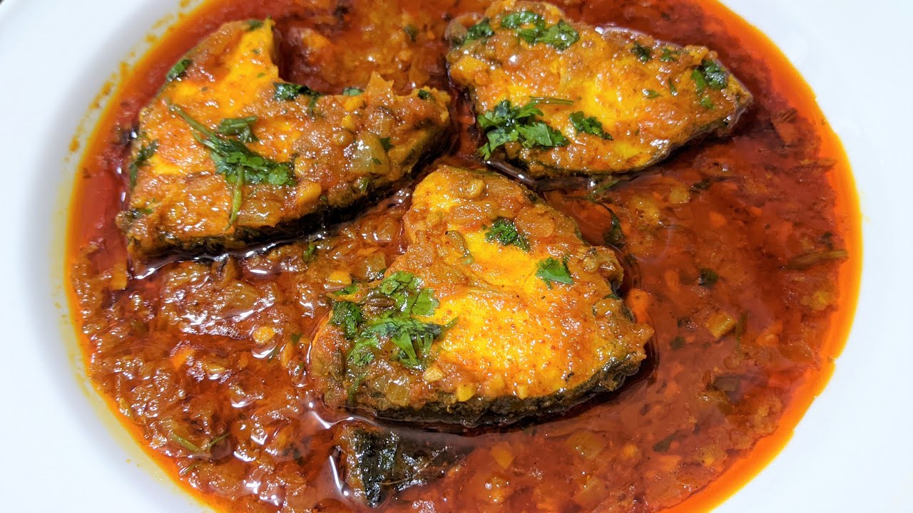 How to make Spicy Rohu Fish Curry | Rui Macher Kalia | Bengali Rohu ...