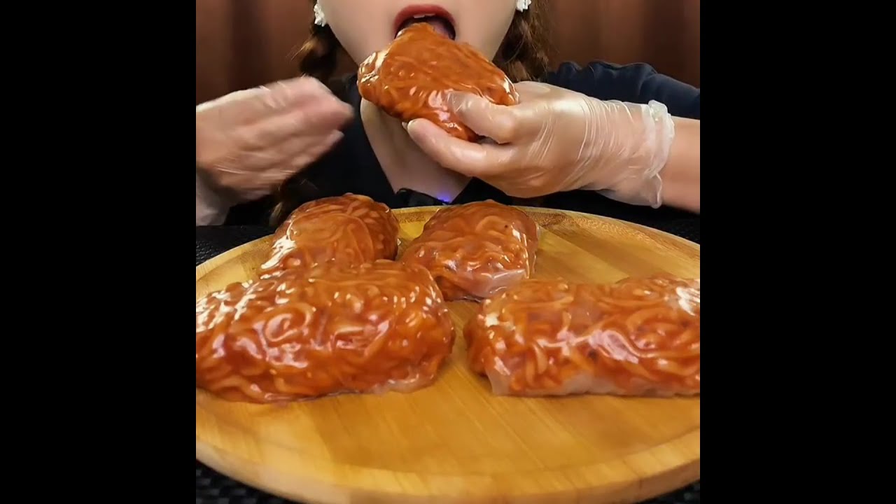 ASMR MUKBANG FIRE NOODLES DUMPLING | SCARLET ASMR - YouTube