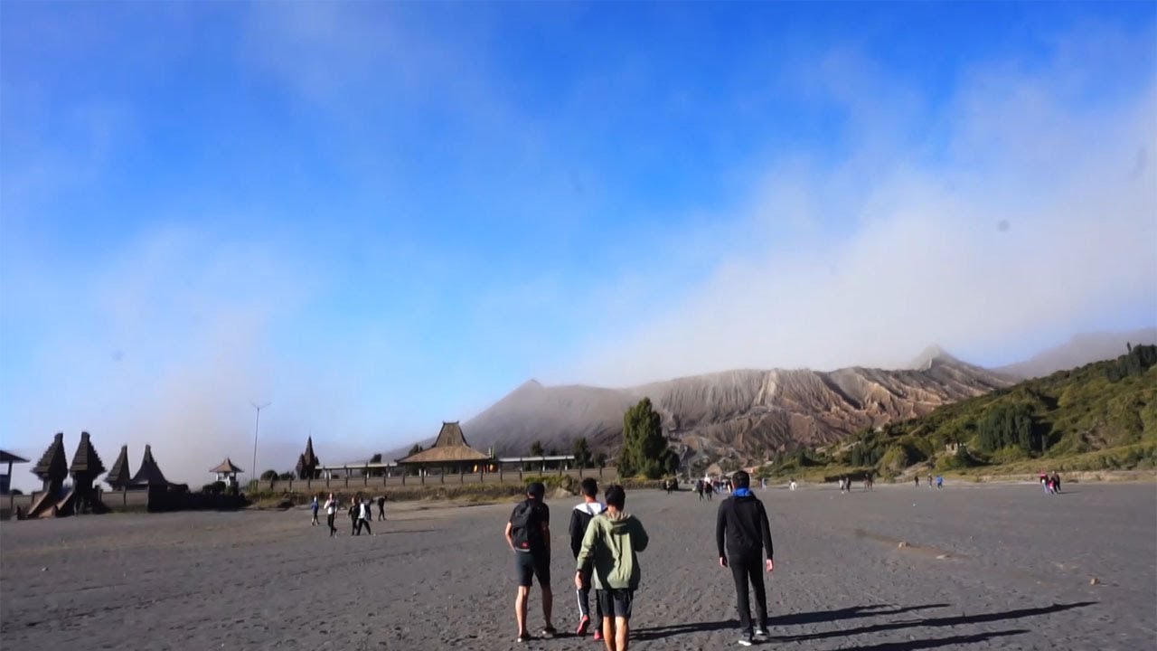 RIBUT PASIR DEKAT BROMO - YouTube