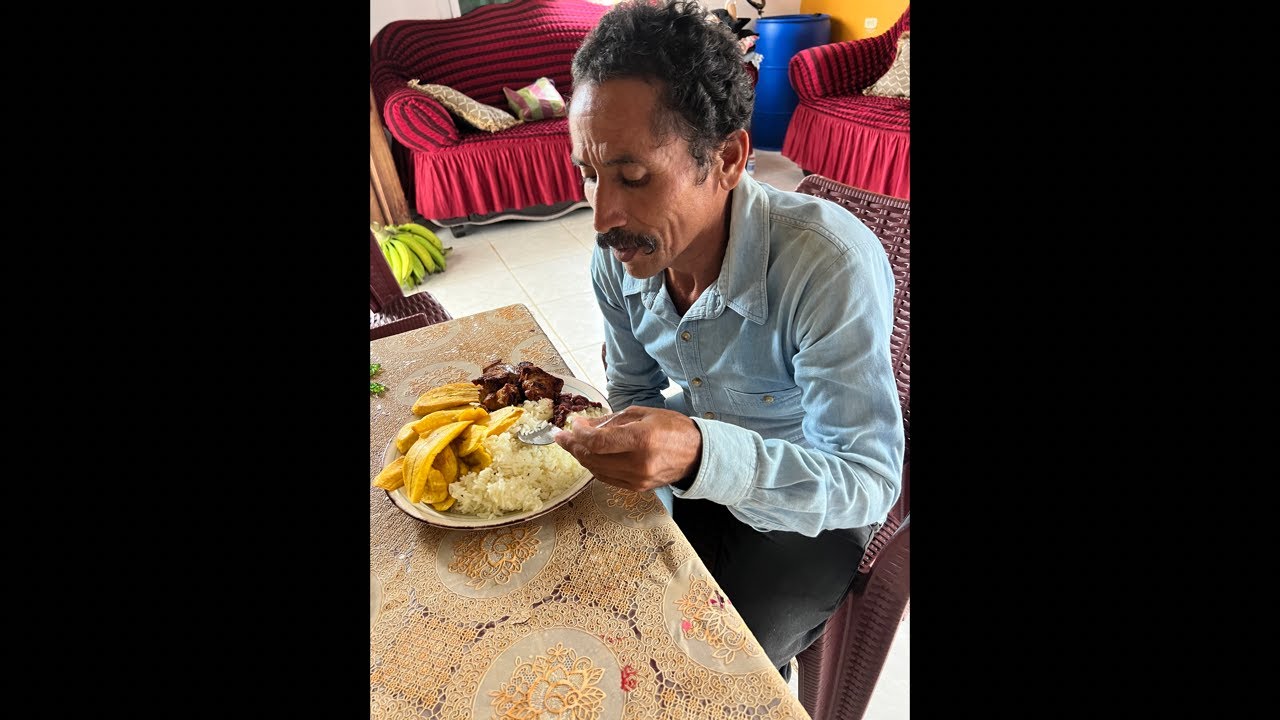 Así se atiendo los esposos María chuchuy este hombre lo avía comida ...