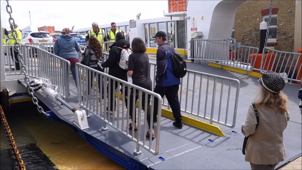 The first journey of the new Cowes - East Cowes Chain Ferry - YouTube