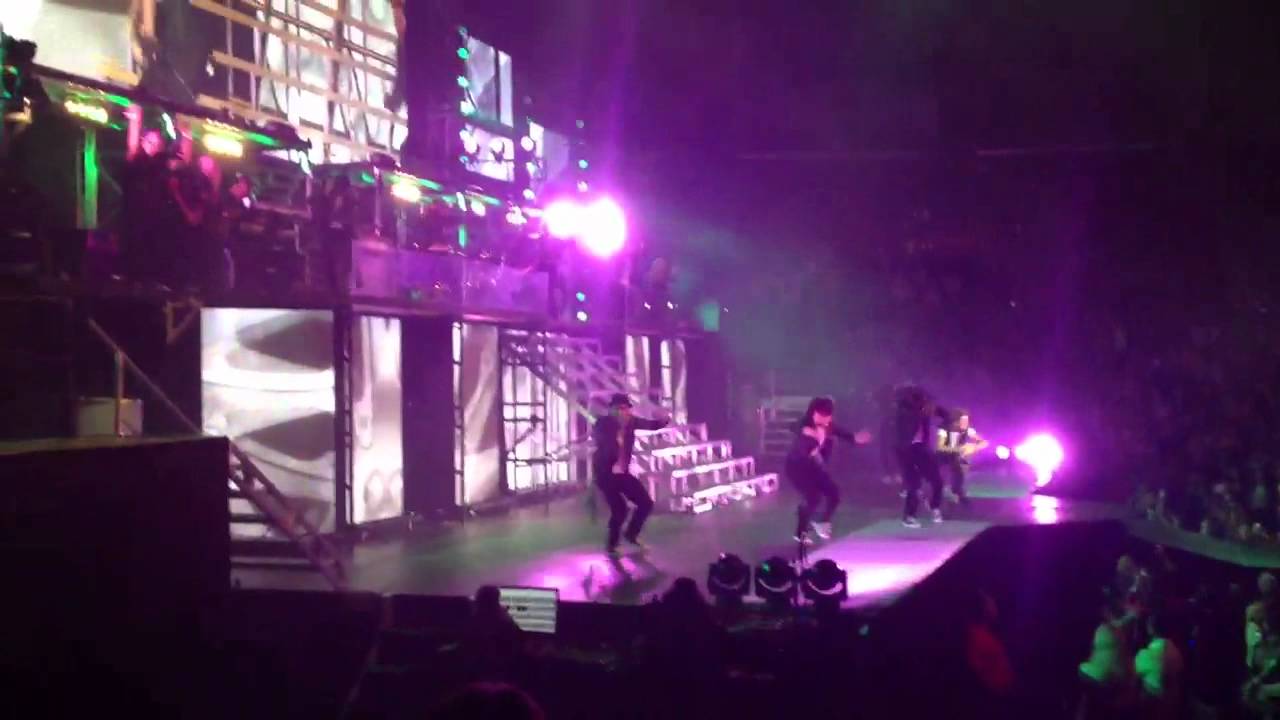 Justin Bieber performing Out Of Town Girl - YouTube