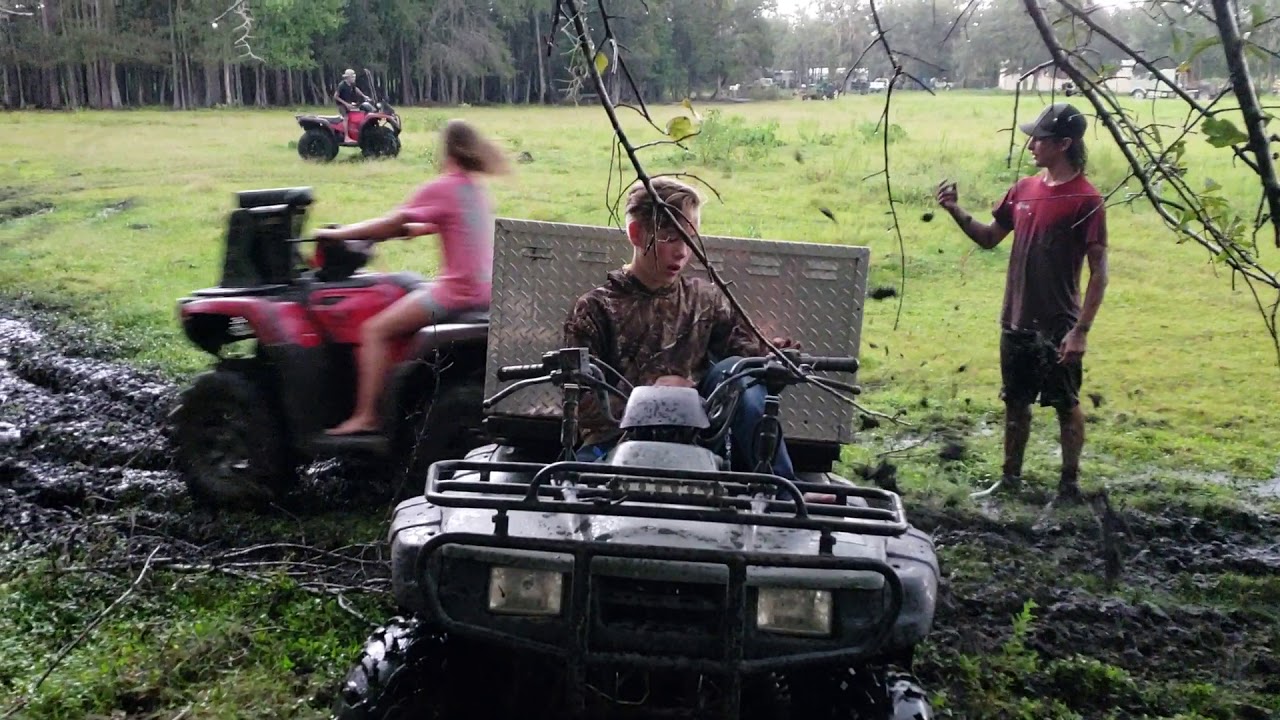 Honda rancher 420 with 35% GR mudding - YouTube