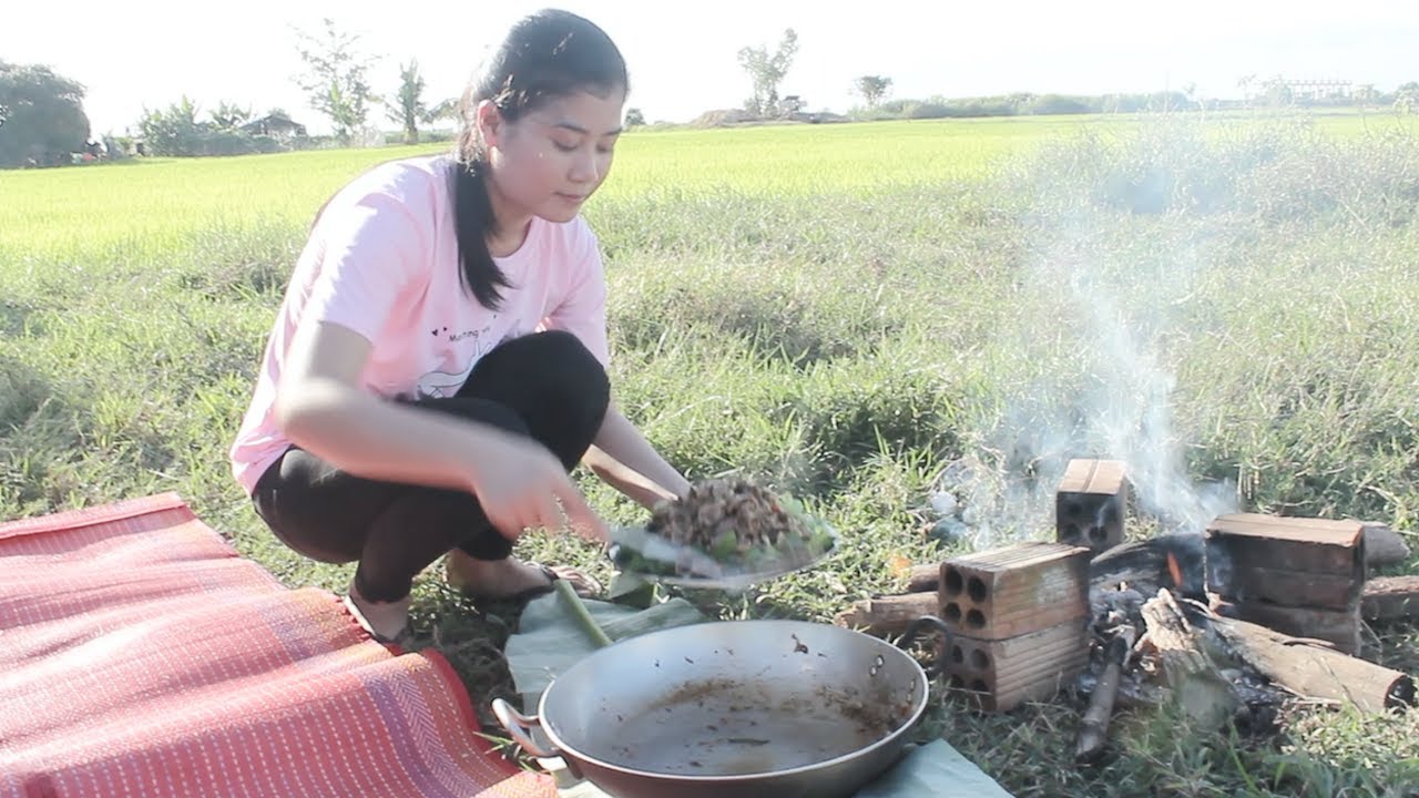 STIR FRIED RED TREE ANTS WITH BEEF FILET AND HOLYBASIL - YouTube