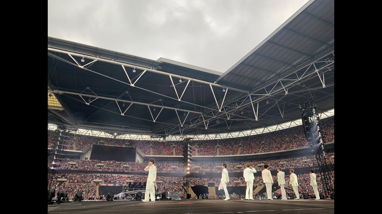BTS Wembley D1 fans singing Mic Drop before the show - YouTube