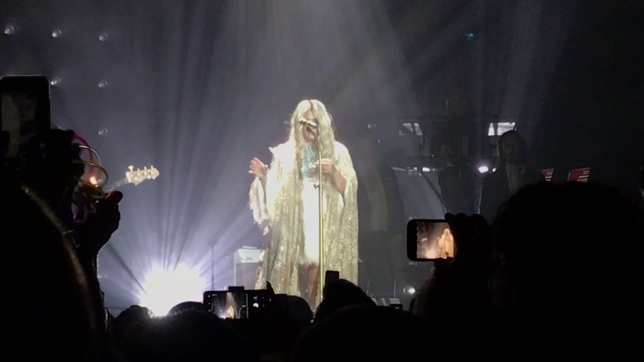 Kesha - Praying (Live Toronto) - YouTube