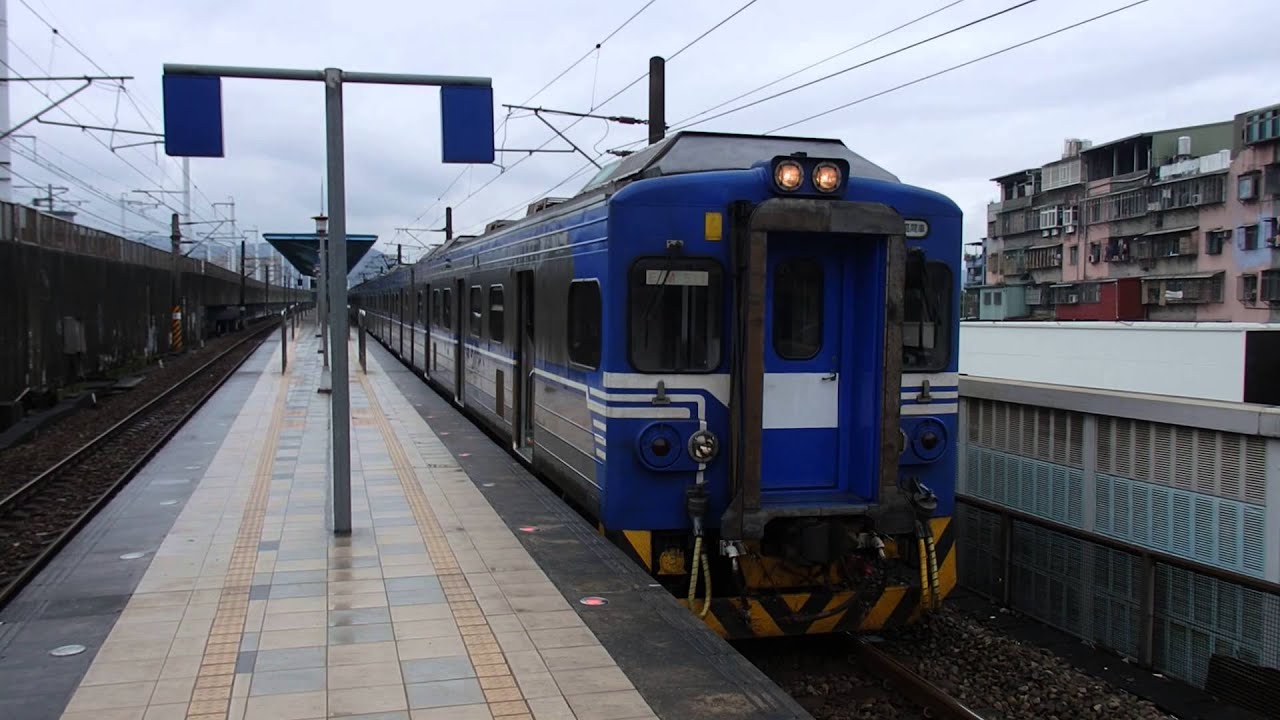 台鐵宜蘭線區間車於浮洲車站 TRA Yilan Line EMU500 series - YouTube