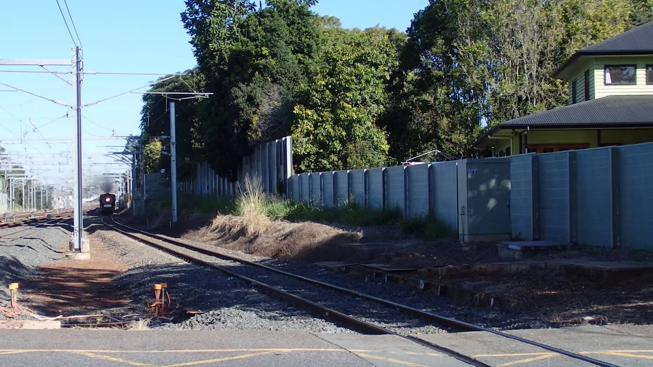 Queensland Rail, AC16 221A express at Sherwood. - YouTube