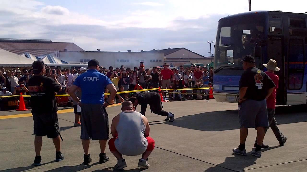 Strongman pull th bus at Yokota Friendship Festival 2015 - YouTube