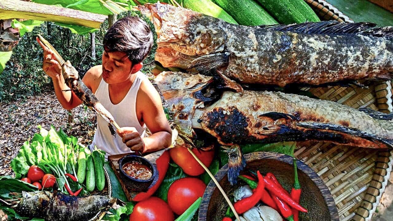 Grilled fresh water fish serving with khmer spicy and sweet tamarind ...