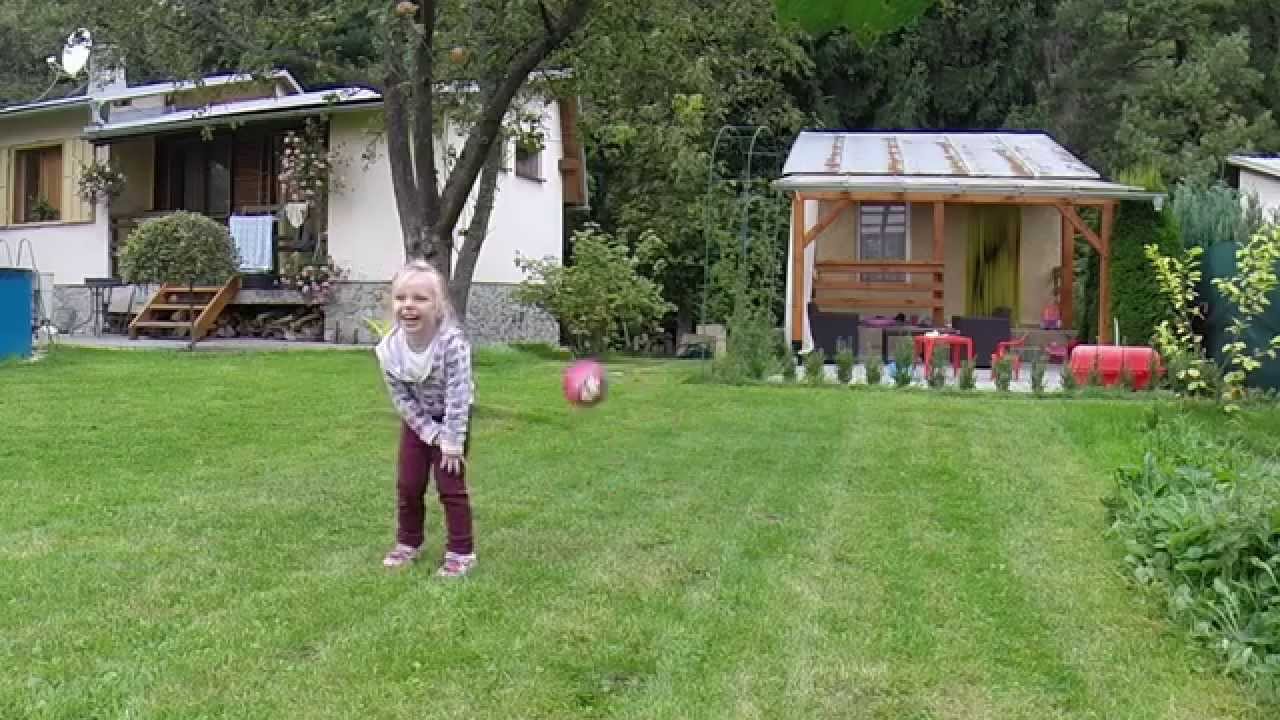 Moja malá lopta a zelená je tráva GoPro Hero 3 Video | Emma Timea - YouTube