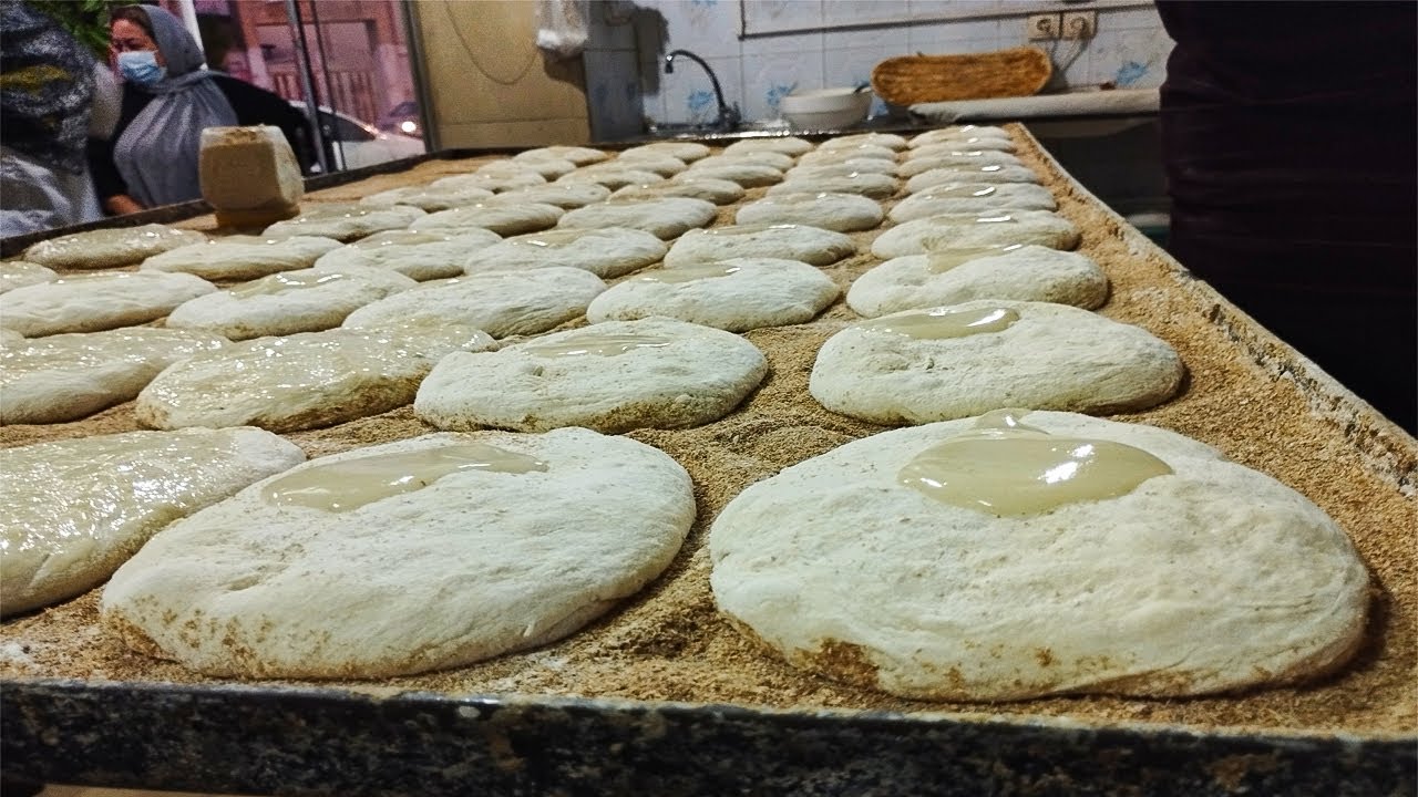 Crazy baker sells 10000 bread a day! Delicious Iranian street food ...