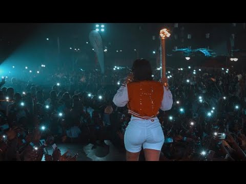 Aqua Splash Rebo Tshulo 😘 embrasse Innoss'B sur scène. Regardez jusqu’à ...