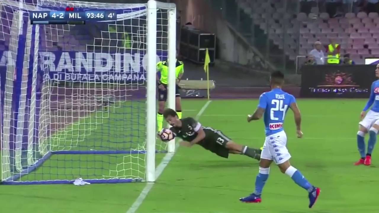 When defender wanna become goal keeper - YouTube