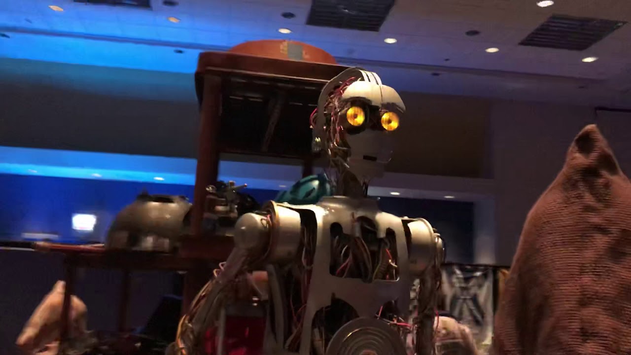 Tour of Droid Builders Room at Star Wars Celebration Chicago 2019 - YouTube