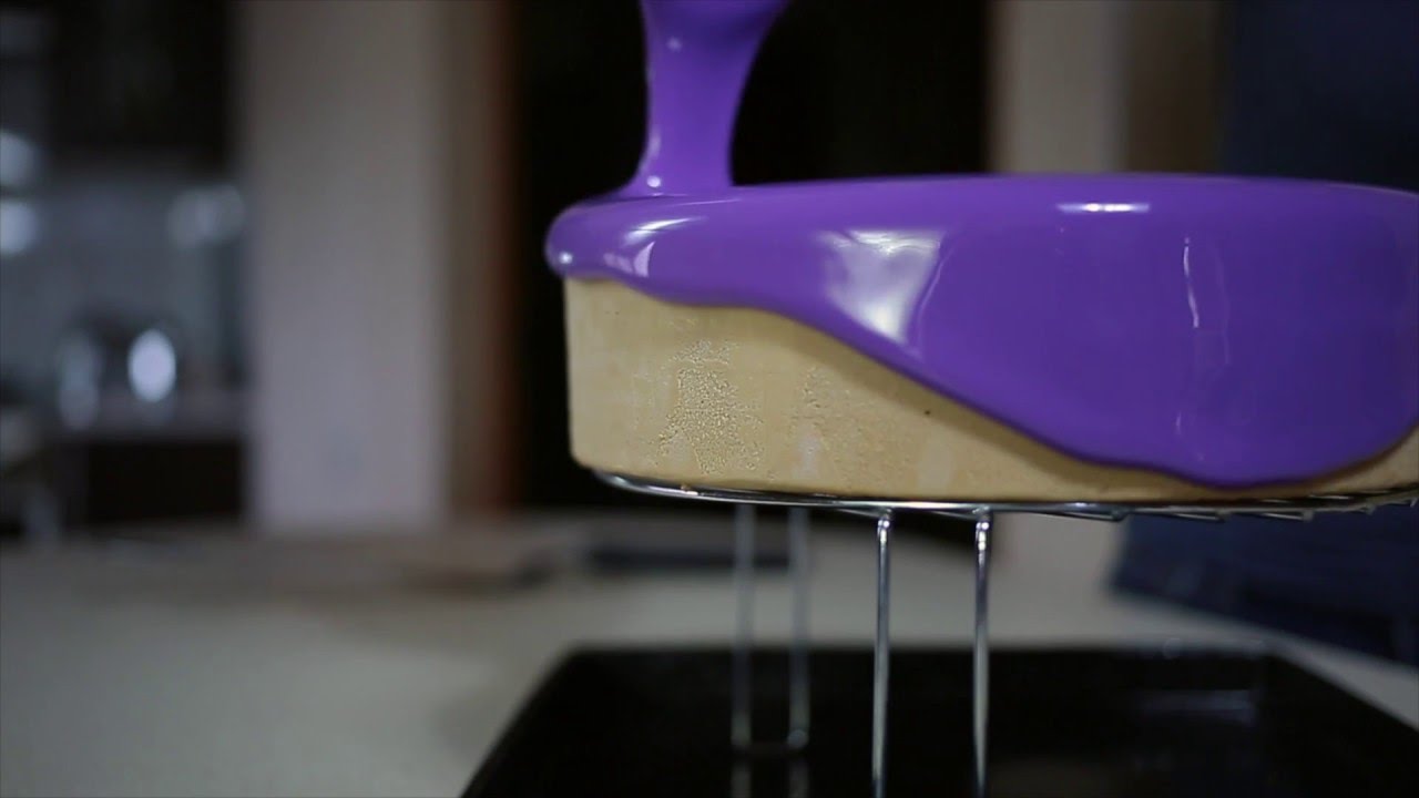 Glazing of a Cake. - YouTube