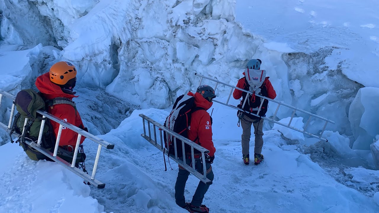 Fixing rope’s and carrying ladder’s inside khumbuicefall #opening ...