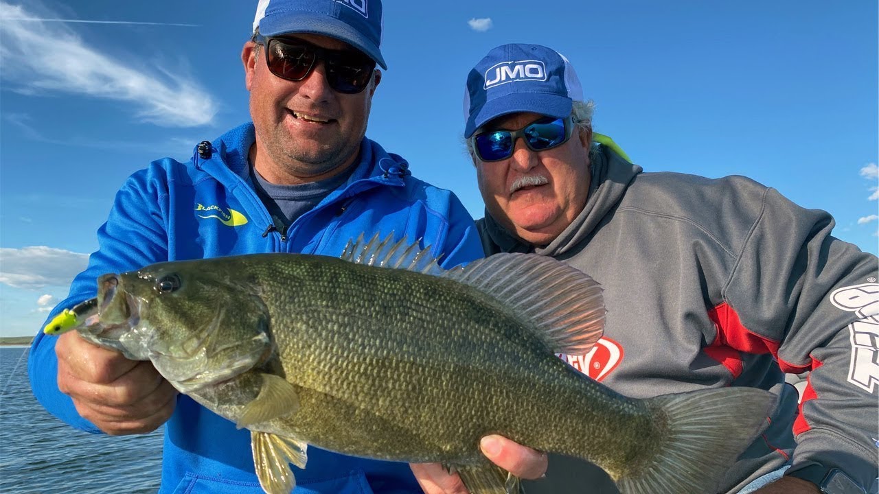 Forward Facing Sonar Smallmouth Bass on Deep Structure - YouTube