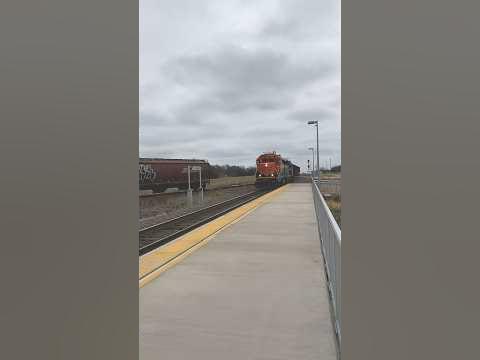 Short BNSF train with a BN gp-40 - YouTube