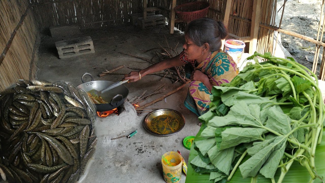Santali mother cooking latha fish recipe with laushak | fish cooking ...