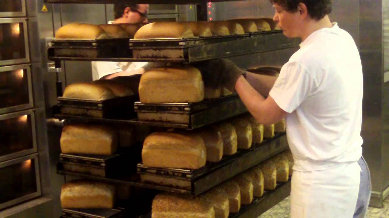Vers gebakken brood uit vorm halen bij Bakker Van den bogaert ...
