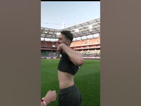 Сняла футболку с футболиста прямо на поле 🔥 - YouTube