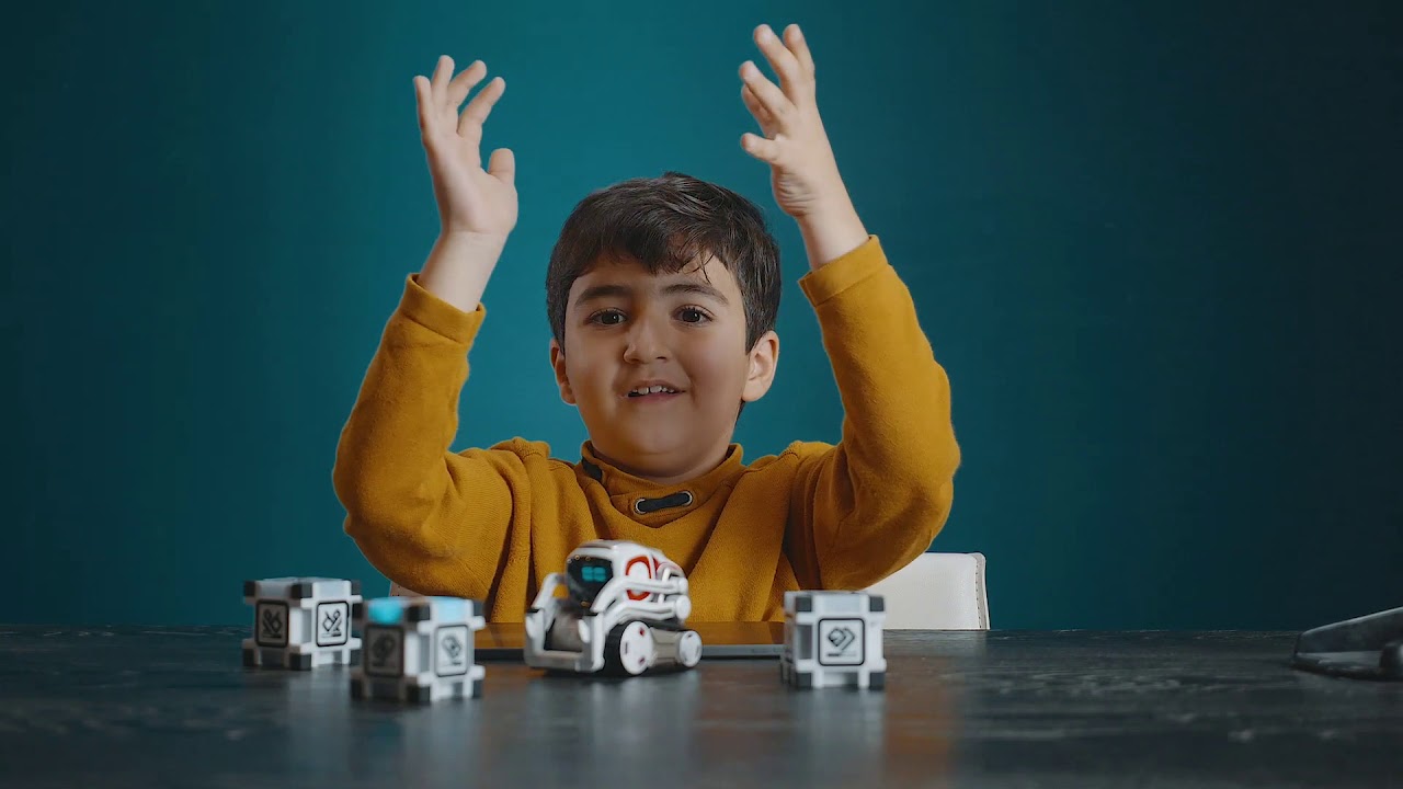 Cozmo - little robot friend - YouTube