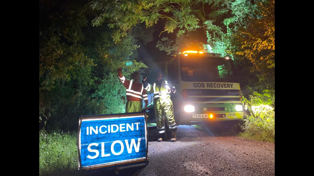 CAR DOWN EMBANKMENT! DAF Accident Unit FIRST DEBUT JOB 1AM Tow Truck UK ...