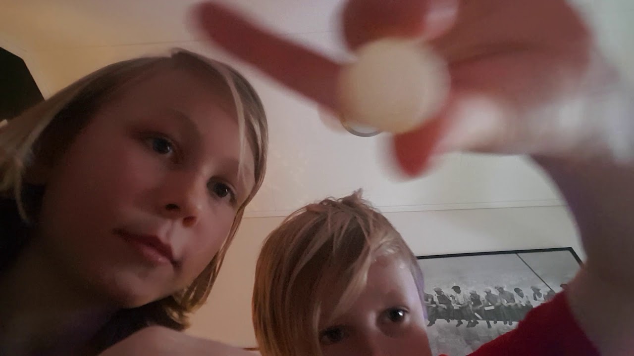 Reagerar på sura godisar#1 - YouTube