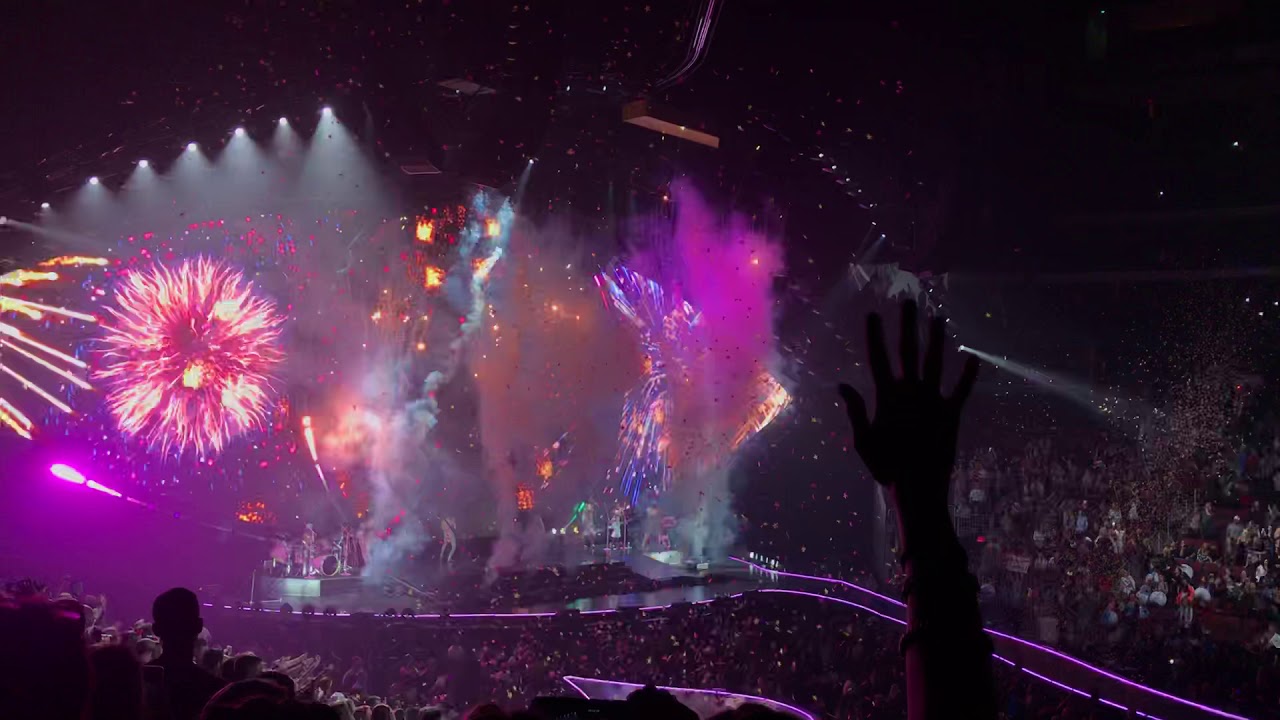 Katy Perry - Firework - Witness The Tour Phoenix, AZ - YouTube