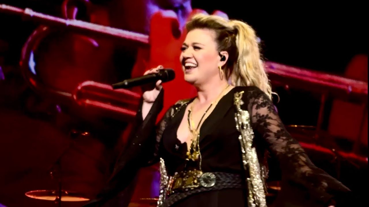 Kelly Clarkson - Red Flag Collector live in Las Vegas, NV - 8/18/2023 ...