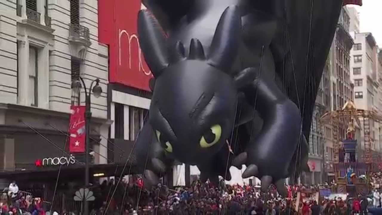 Macy's Day Parade 2014 - Toothless Balloon - YouTube