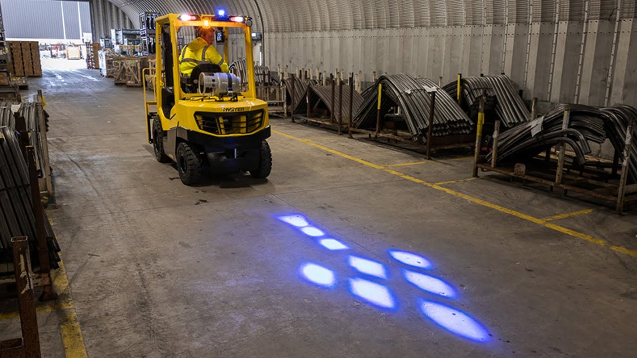 Dynamic Pedestrian Awareness Light Hyster® - YouTube
