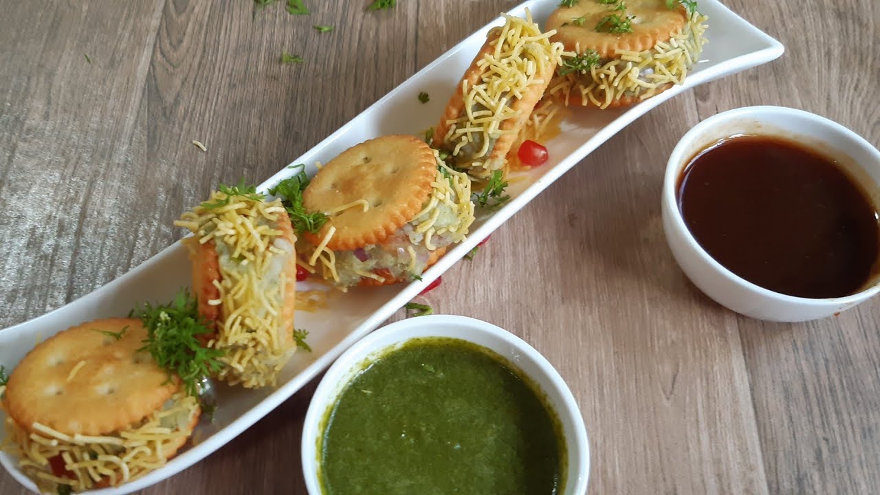 Instant biscuit chaat recipe/ Chatpata biscuit chaat/ Stuffed Monaco ...