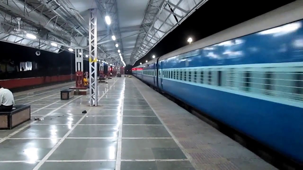MOST CLEAN and HYGENIC OVERNIGHT TRAIN of Indian Railways - 12955/56 ...