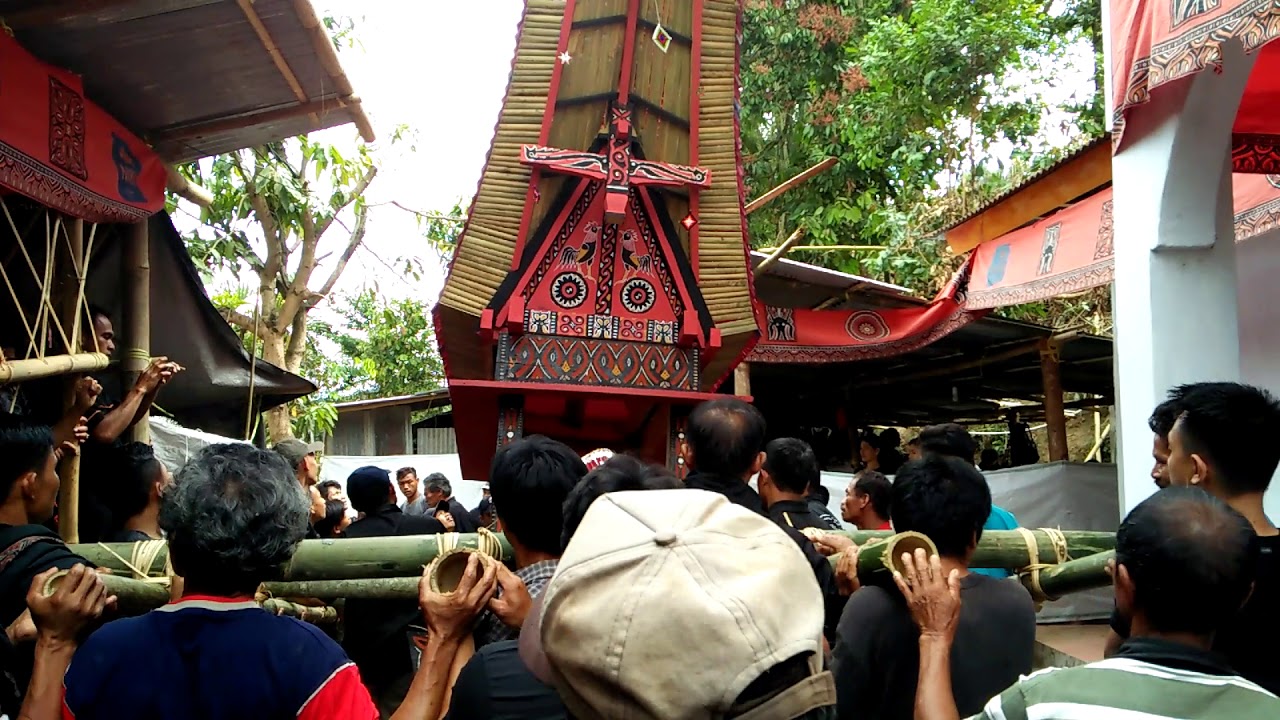 Prosesi pemakaman adat toraja, maruang kel nonongan,Kab toraja utara ...