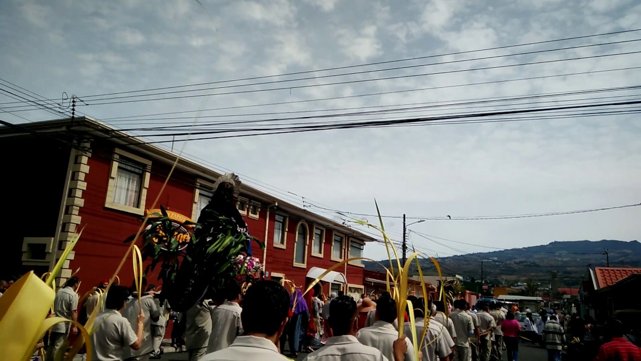 La Procesión de Jesús del Triunfo Rumbo Hacia El Convento de Los Padres ...