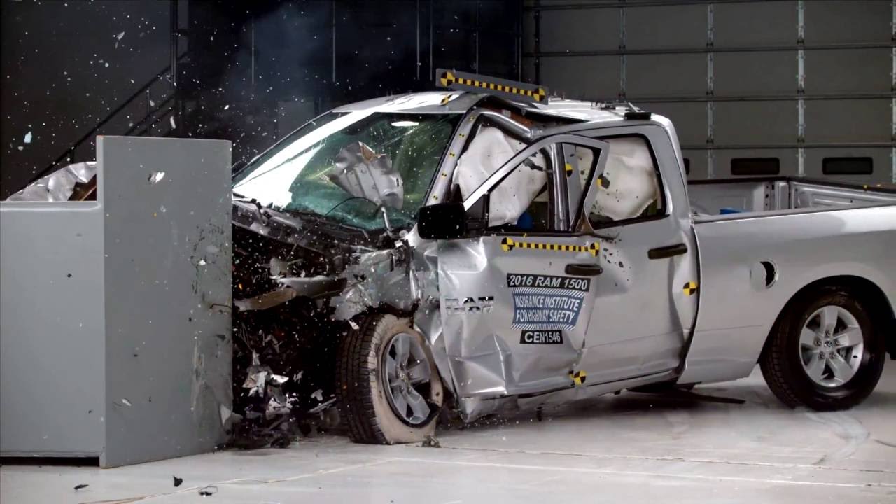 IIHS - 2016 Ram 1500 extended cab - small overlap crash test / MARGINAL ...