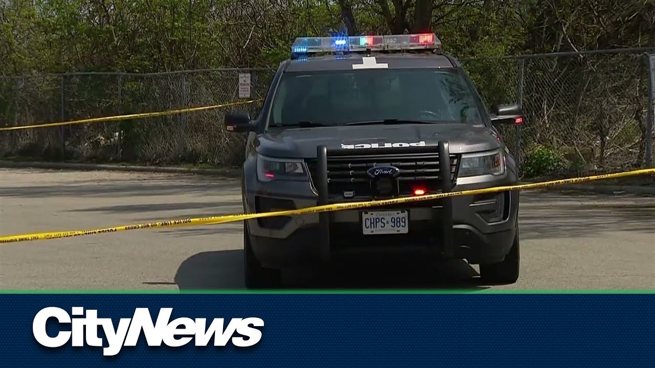 Toronto police fatally shoot man armed with a knife on Danforth - YouTube