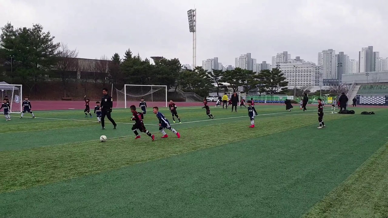 2학년 첫대회 축구영재 - YouTube