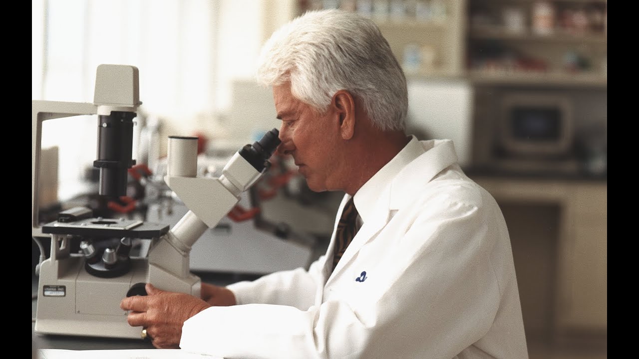 Dr Myron Wentz sous le microscope FR USANA - YouTube