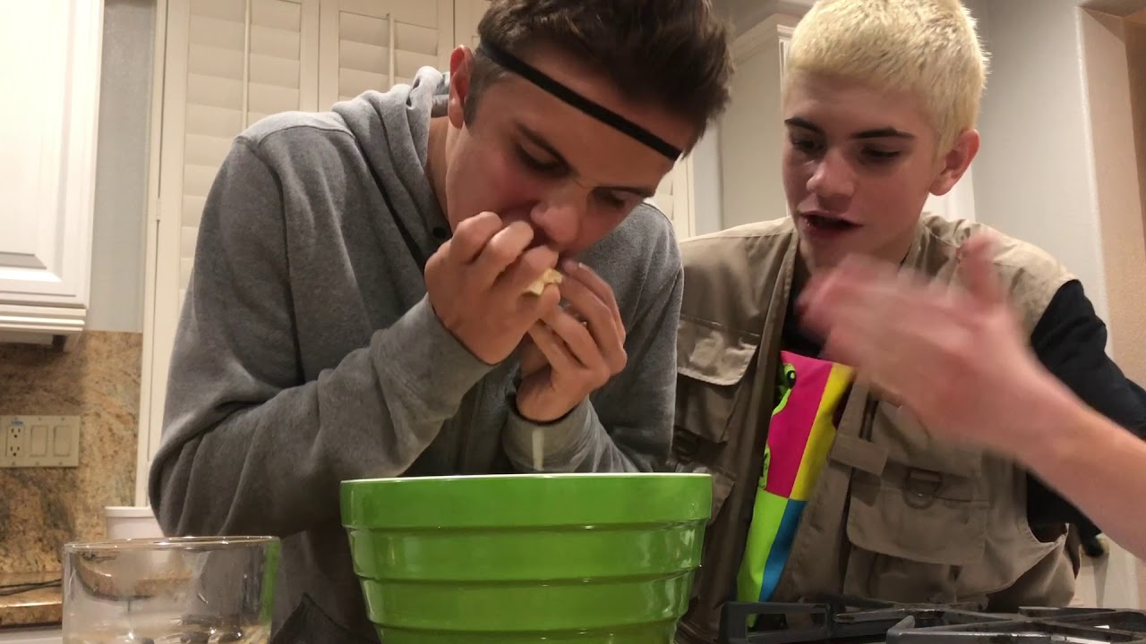 NOT CLICKBAIT!! Maximus consumes popcorn (EPIC) - YouTube