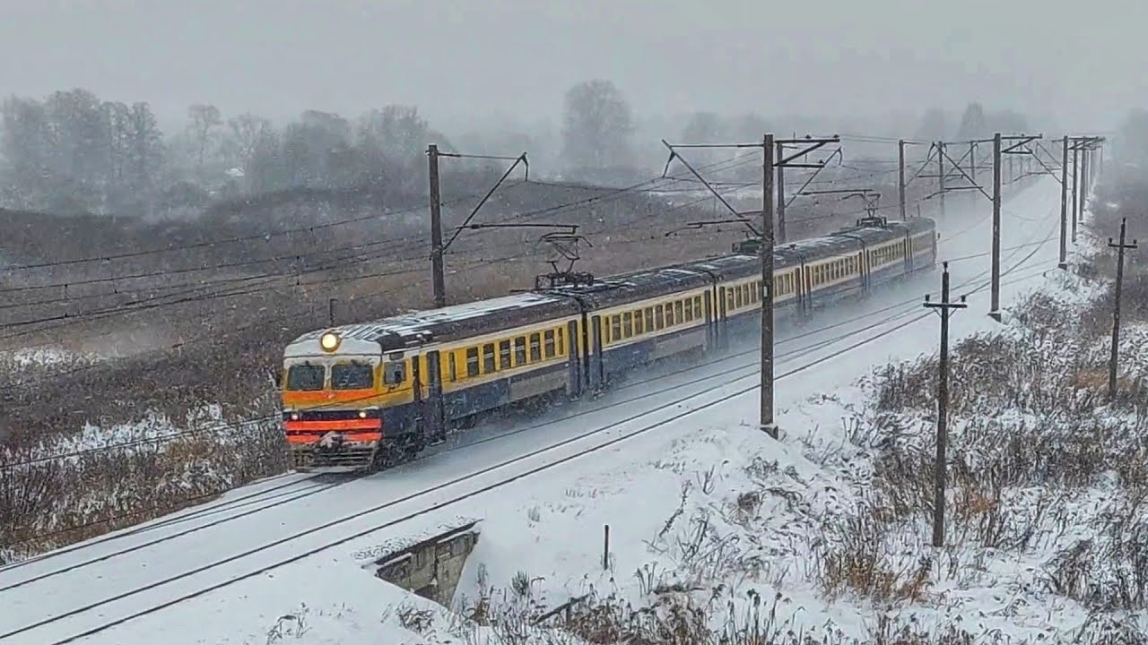 EMU ER2-1317R between Baloži and Jaunolaine stops - YouTube
