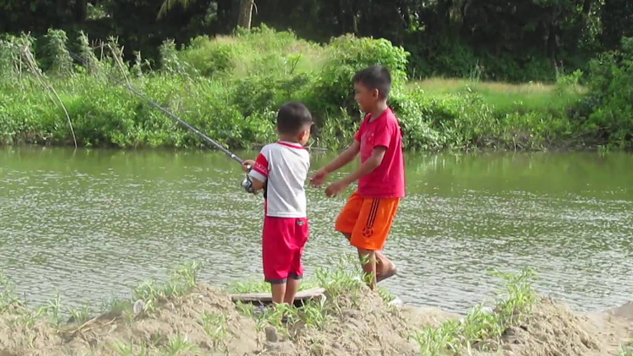 anak anak memancing di sungai lihat apa yang terjadi - YouTube