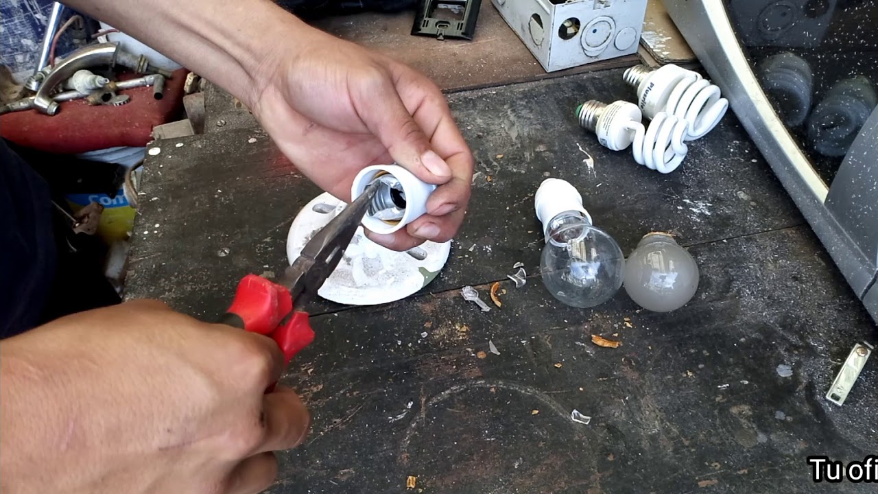 Cambiar foco roto o bombilla rota - YouTube