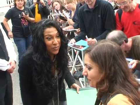 Anneta Politi und Melanie Fionas Supershoes at New Pop Festival 2009 ...