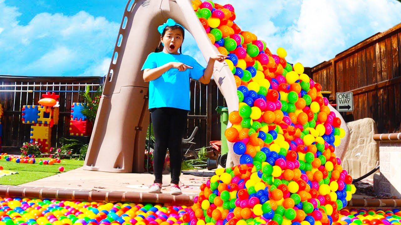 Jannie and Andrew Pretend Play with Raining Colored Ball Pits Balls ...