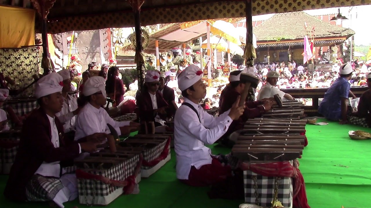 013 Gamelan Selonding during religious ceremony in Pura Batur - YouTube