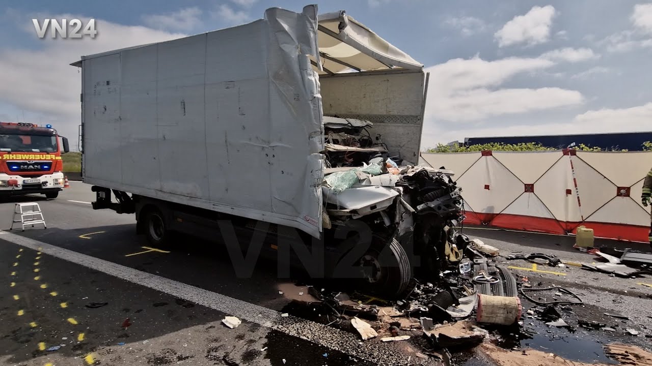 01.06.2023 - VN24 - Fahrerhaus wird bei LKW Unfall auf die Ladefläche ...
