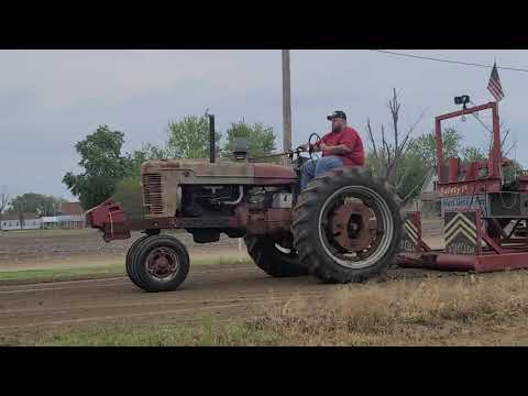 farmall m pulling - YouTube